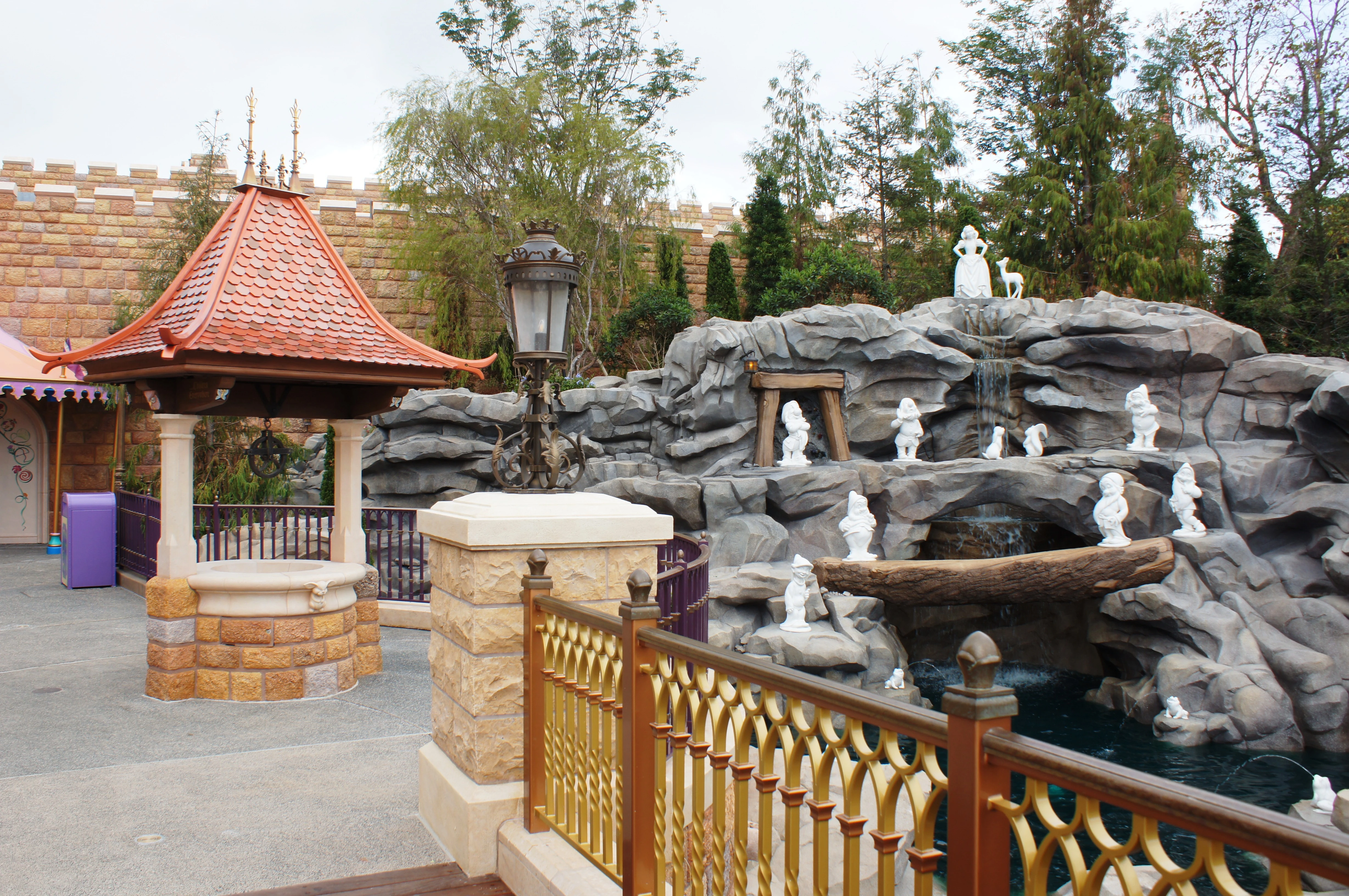 Snow White Grotto - DisneyWiki